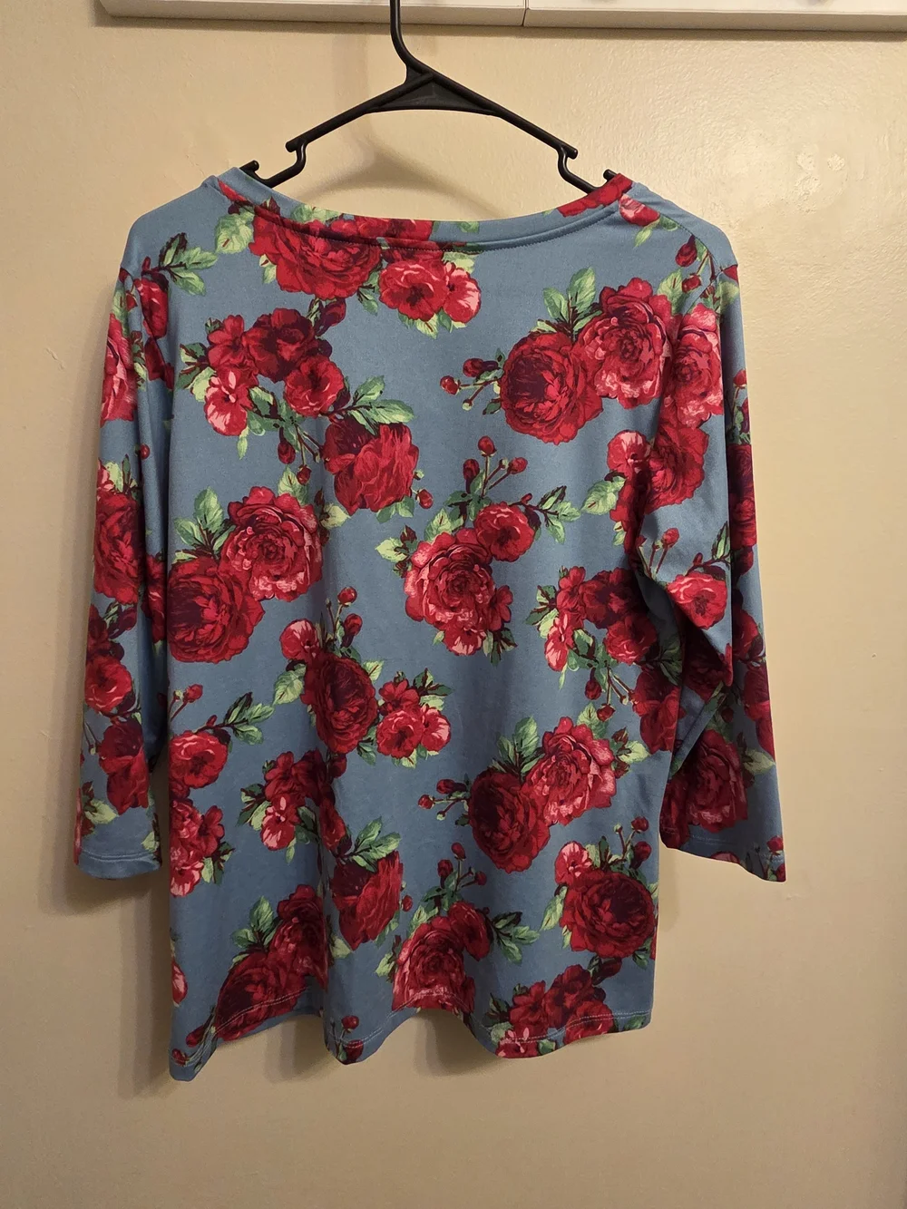 The Pioneer Woman | Tops | The Pioneer Woman Blue Red Floral Vneck Knit ...